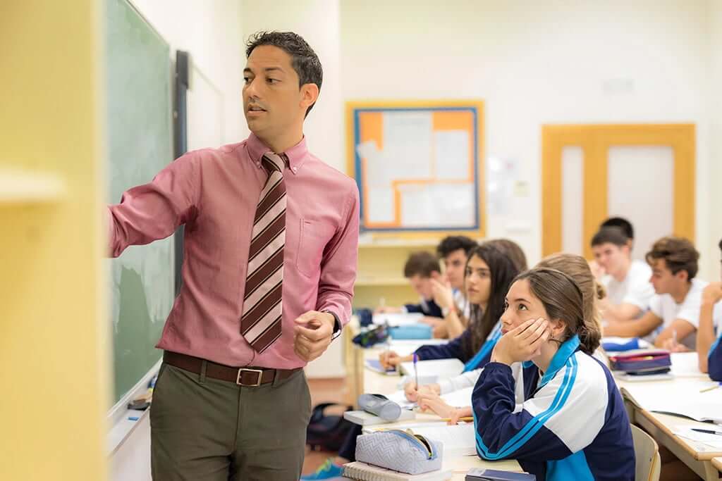 8 Características esenciales en el docente del siglo XXI - British ...