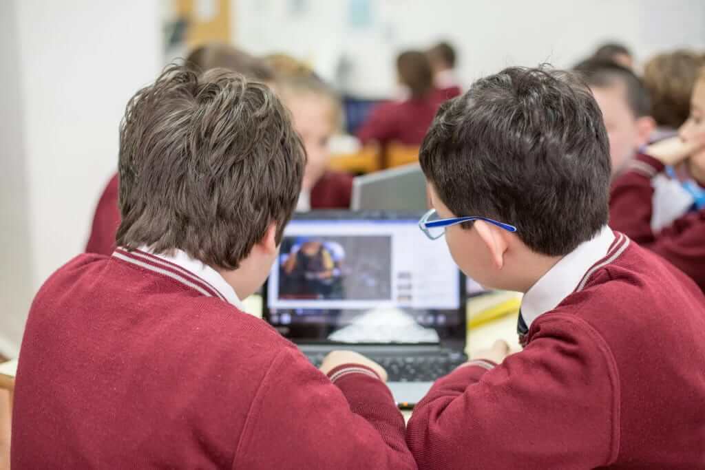 How to educate on the use of social media